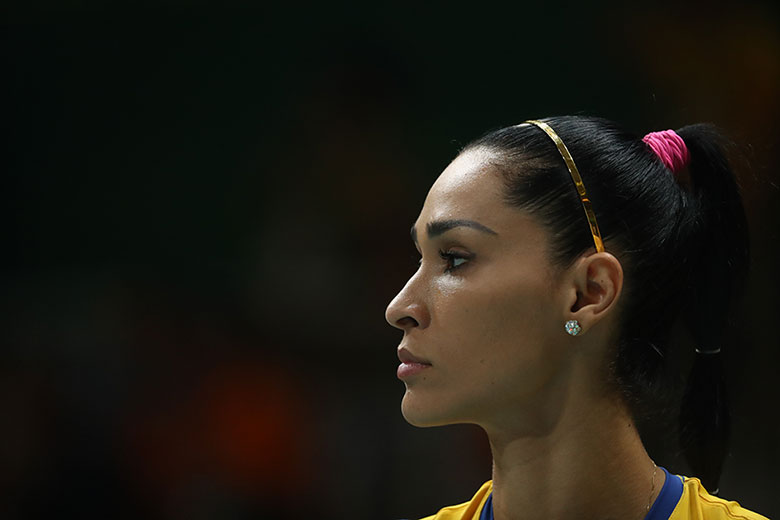 Jaque Carvalho usa tiara de ouro nos jogos da Olimpíada - Lilian Pacce