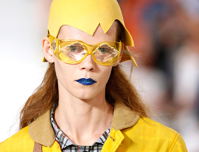 Batom azul nas passarelas internacionais | Lilian Pacce