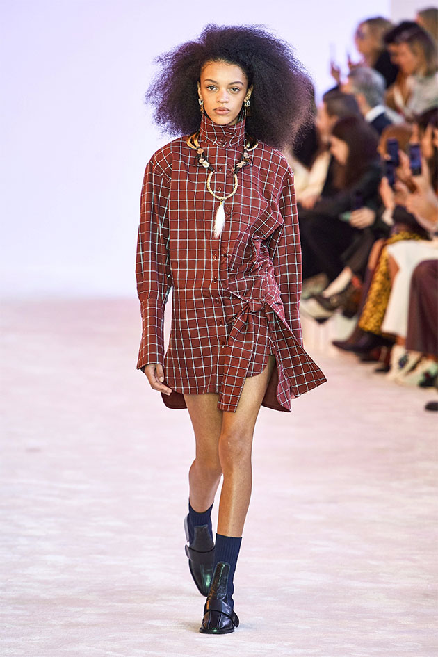 Chloé homenageia Lagerfeld e atualiza os anos 70 | Lilian Pacce