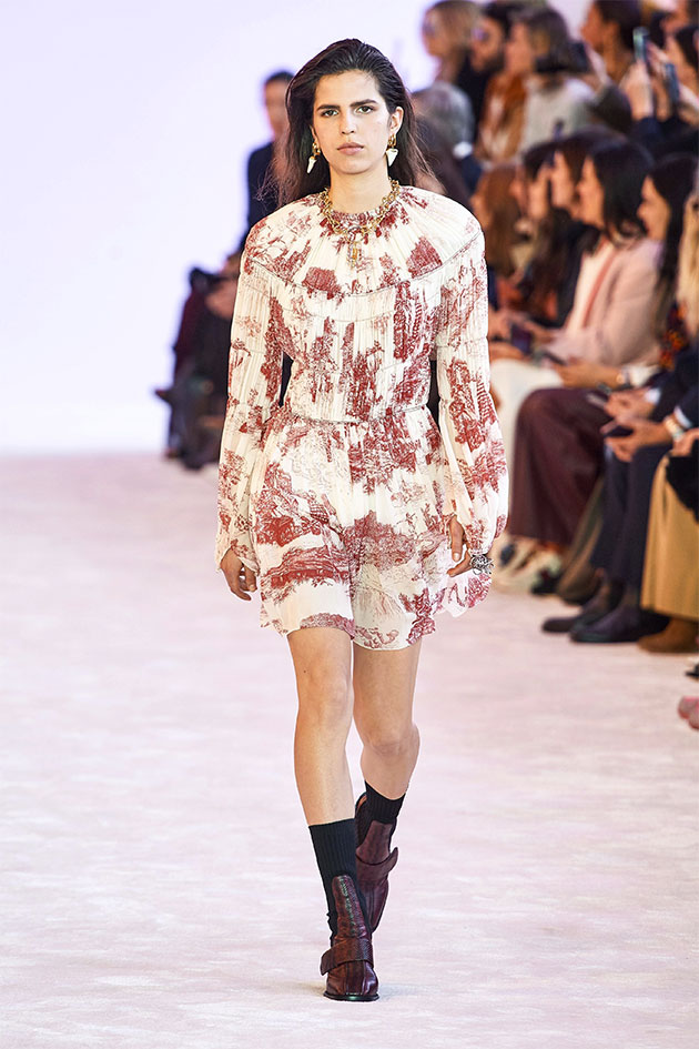 Chloé homenageia Lagerfeld e atualiza os anos 70 | Lilian Pacce