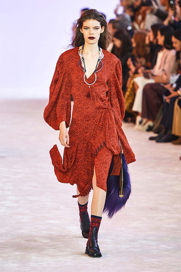 Chloé homenageia Lagerfeld e atualiza os anos 70 | Lilian Pacce