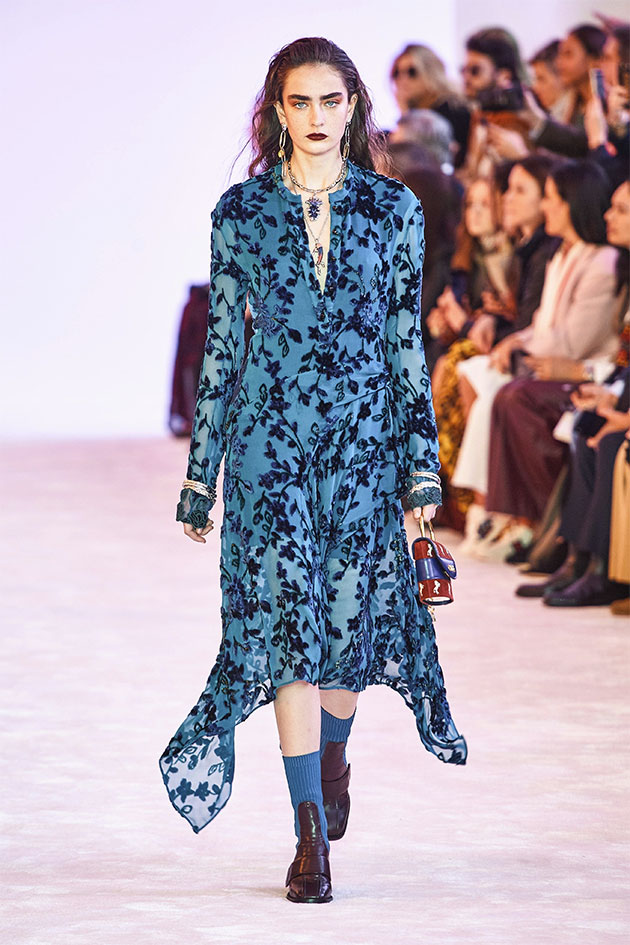 Chloé homenageia Lagerfeld e atualiza os anos 70 | Lilian Pacce