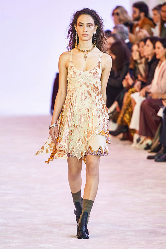 Chloé homenageia Lagerfeld e atualiza os anos 70 | Lilian Pacce